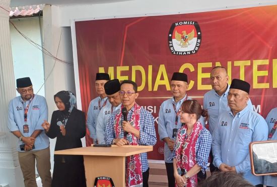 Amsakar Achmad – Li Claudia Chandra (ASLI) Daftar ke KPU Batam ...